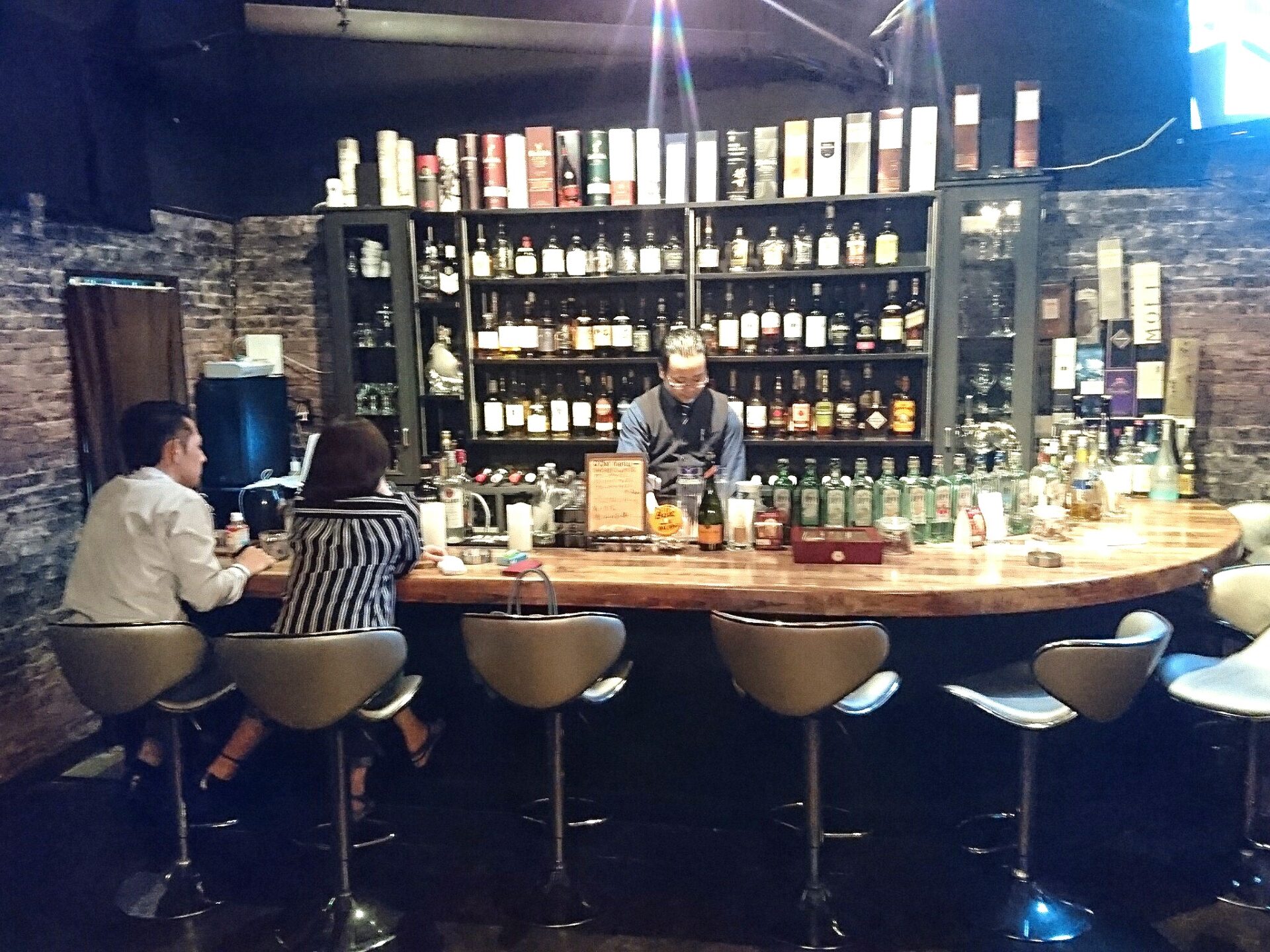 【BAR BROR（バー ブロー）】大人の隠れ家的バーで贅沢な時間を過ごす。 - イザ☆コザ